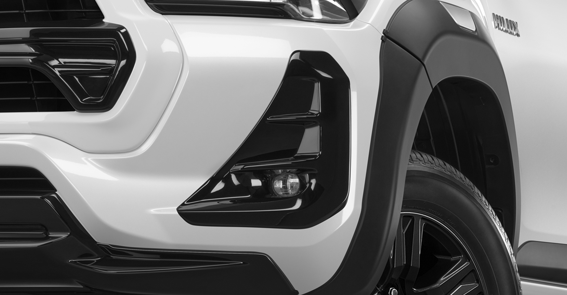 Hilux Revo Prerunner, 4x4 & Rocco - กรอบครอบไฟตัดหมอก - Toyota Accessories